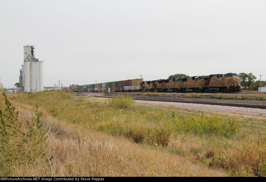 UP 7615 leads a train through Gothenburg